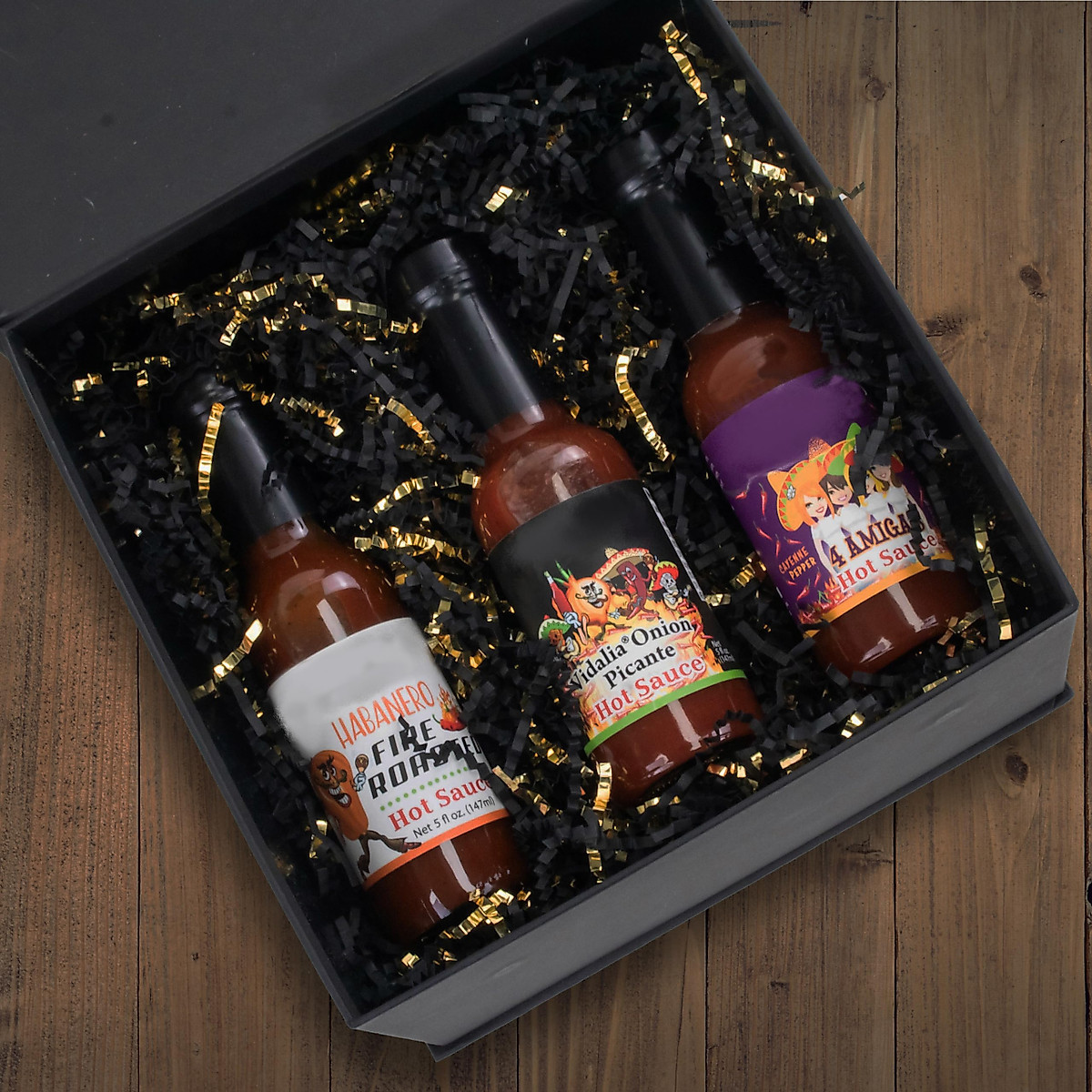 MagicWater Supply Crinkle Cut Paper Shred Filler (4 oz) for Gift Wrapping & Basket Filling - Black & Gold