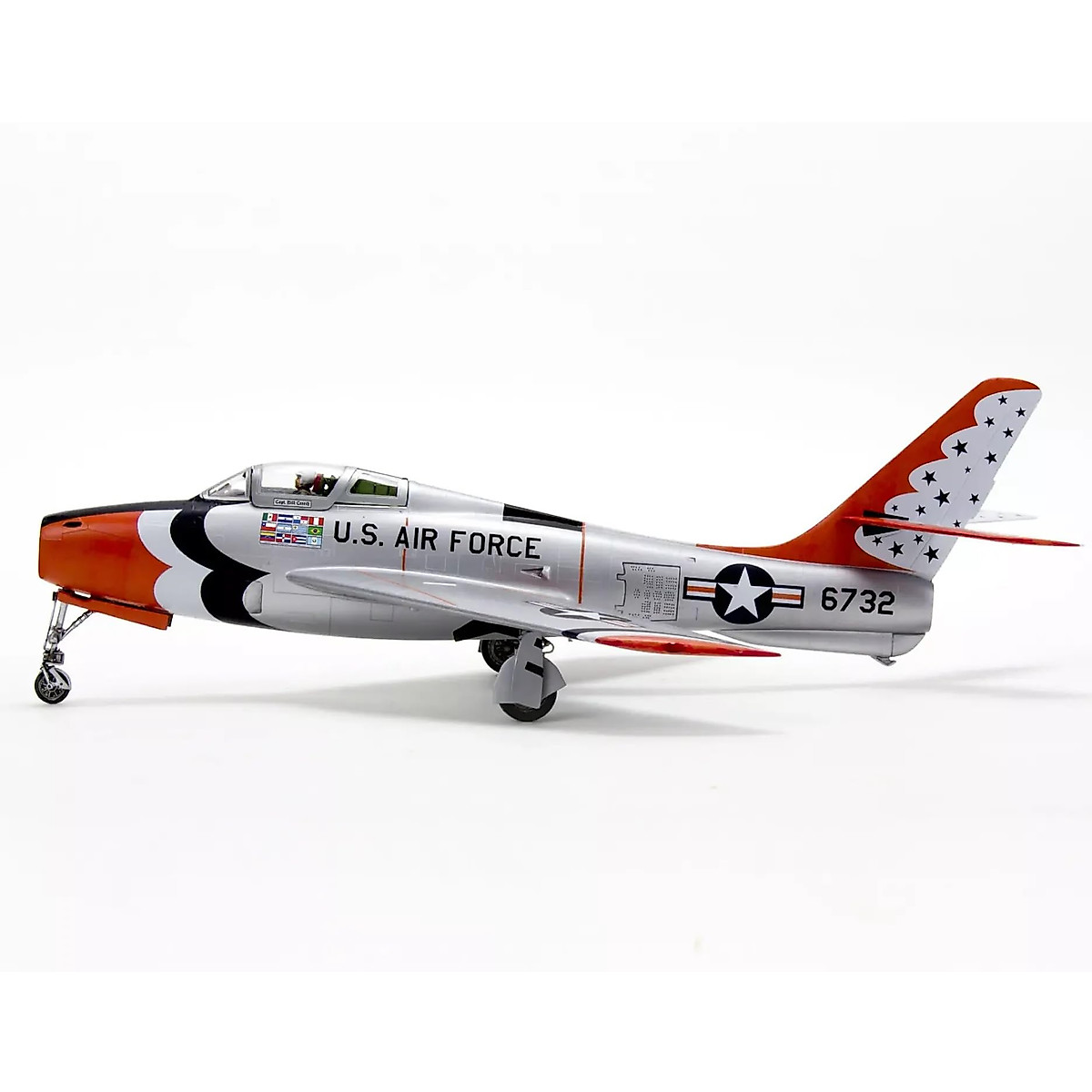 Revell 85-5996 Republic F-84F Thunderstreak Thunderbirds 1:48 Scale 75-Piece Skill Level 4 Model Airplane Building Kit