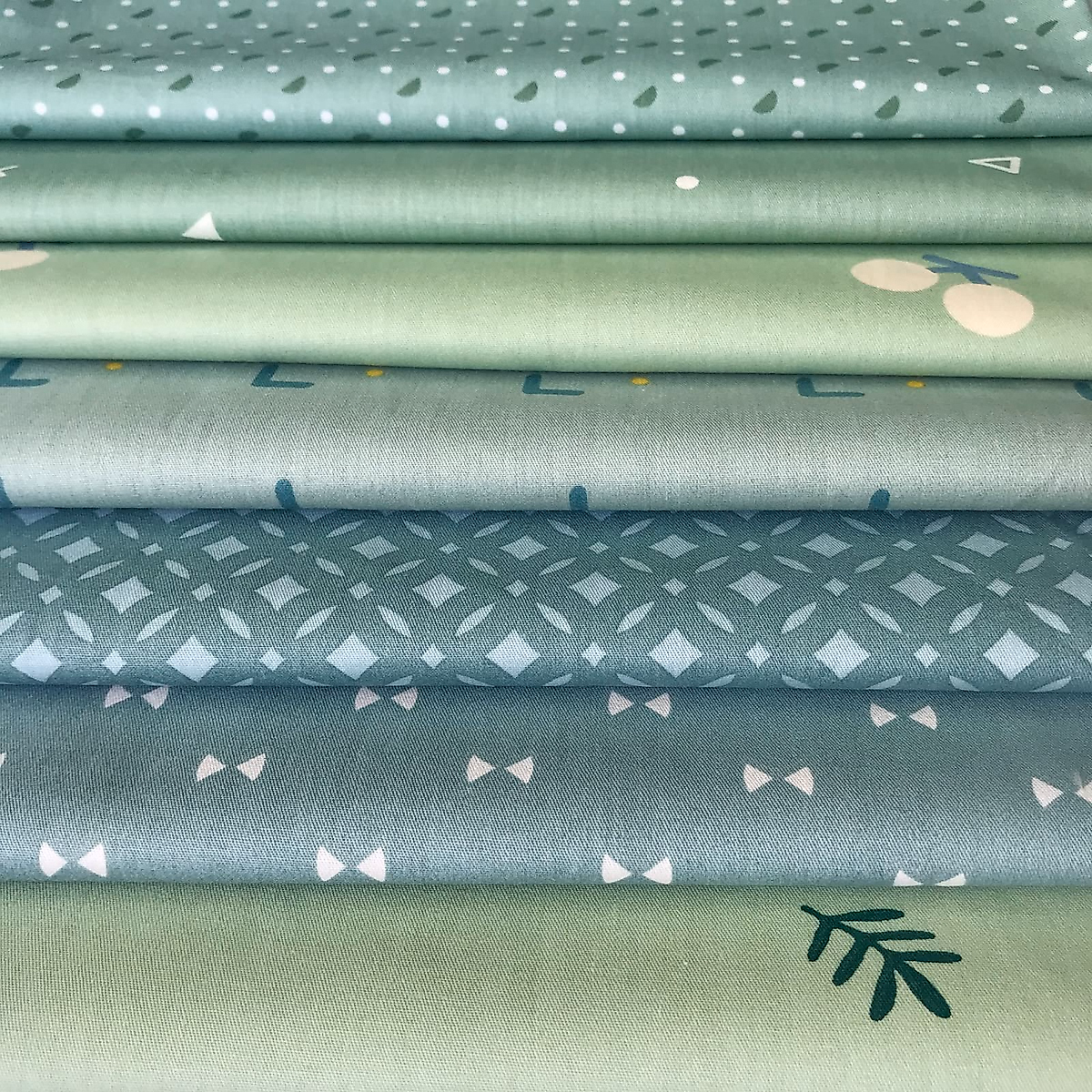 Misscrafts 7pcs Quilting Fabric 18" x 22" 100% Cotton Craft Fabric Bundle Squares Fat Quarters Multicolored for Patchwork DIY Sewing Scrapbooking (Cyan)