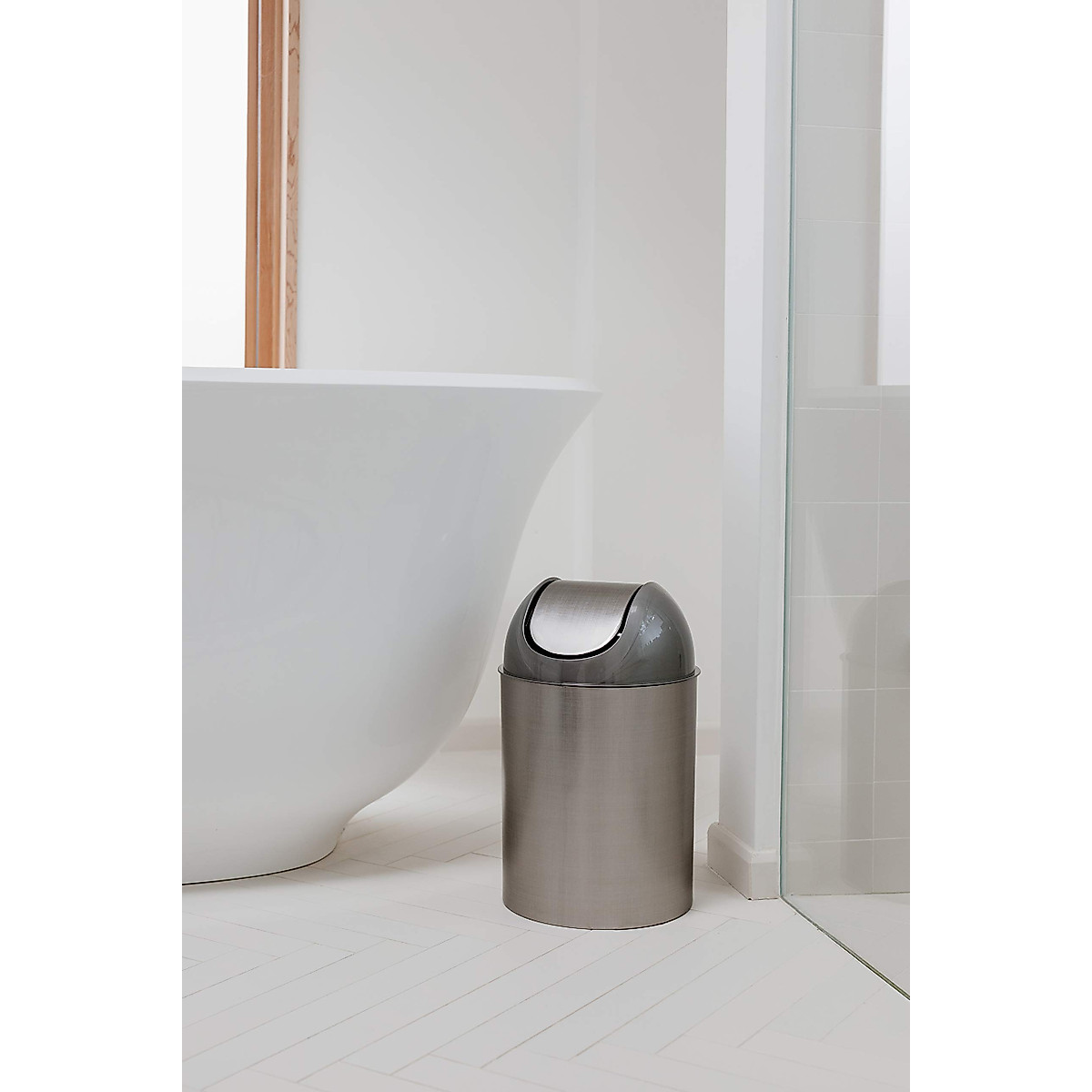 Umbra Mezzo, 2.5 Gallon Trash Can with Lid, Ideal For Small Spaces, Home and Office, Brushed Silver