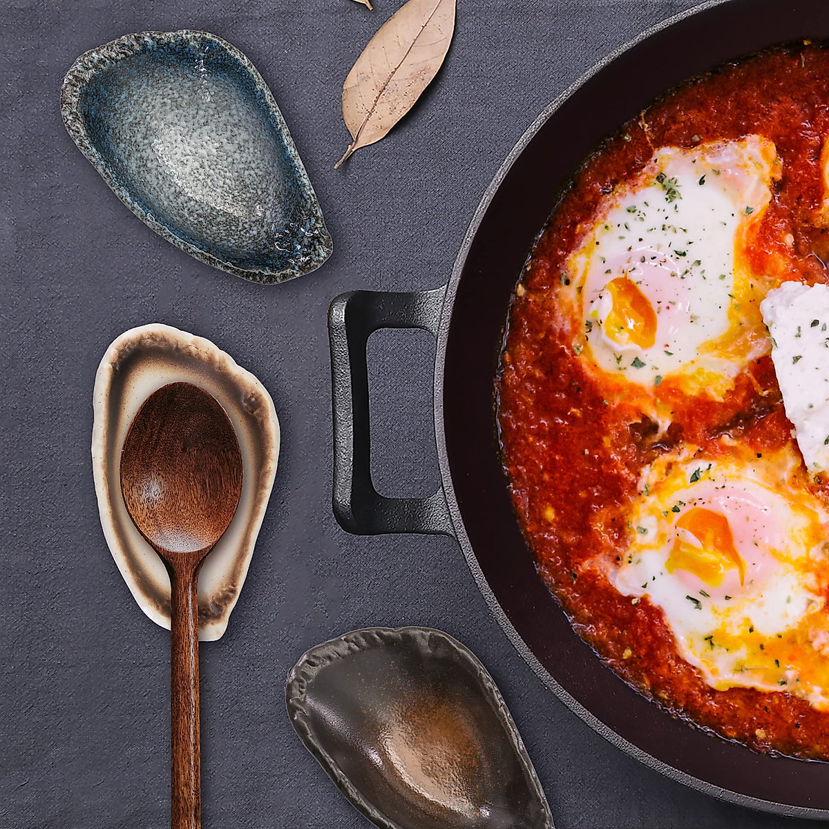 LINXUXIE Ceramic Spoon Rest for Stove Top, 3 PCS Shell-Shaped Stable Glaze Sauce Tray Fruits Dish Porcelain Utensil Spoon Holder for Kitchen Counter Dining Table Decor Easy Clean (NO.1)