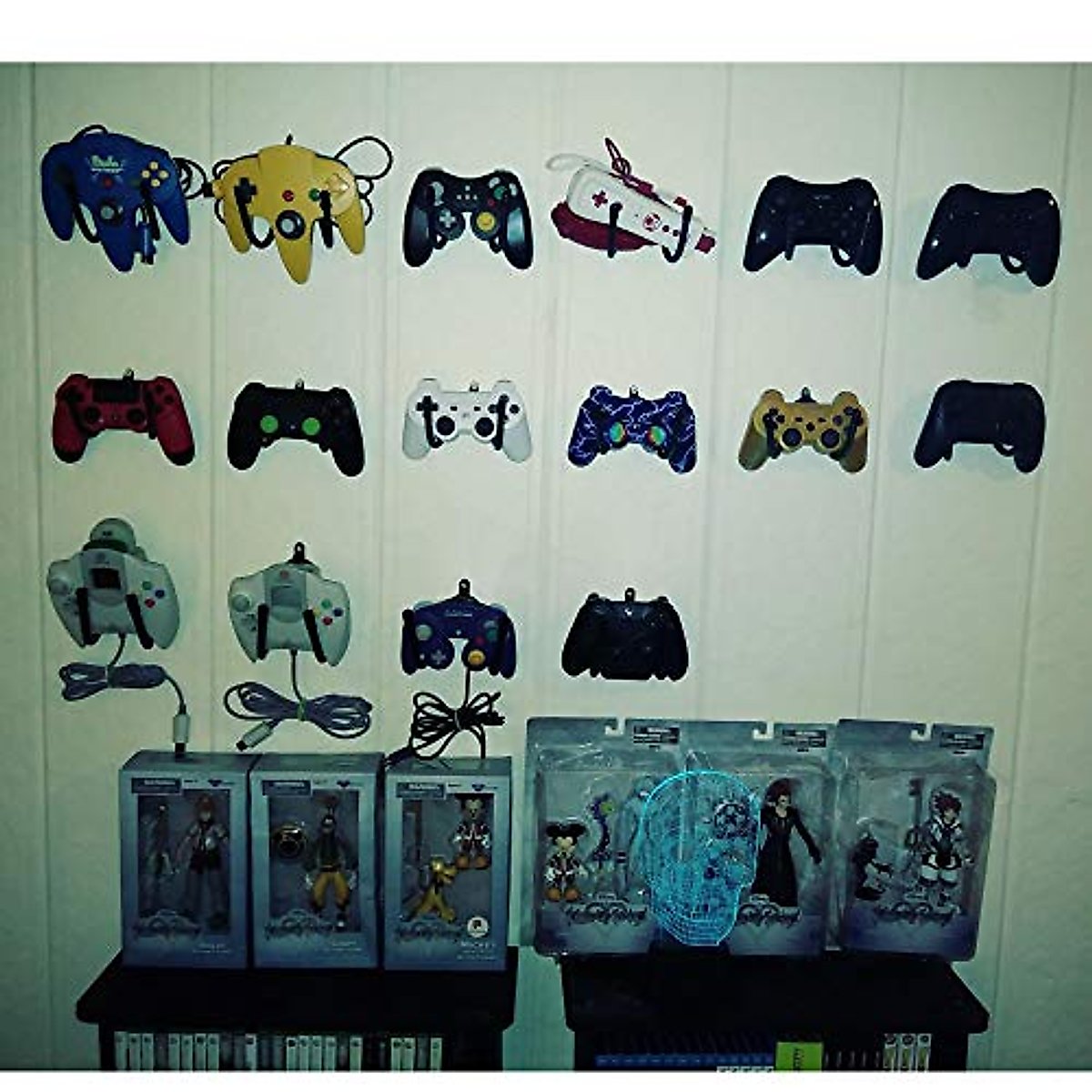 YYST Universal Game Controller Organizer Wall Rack Wall Mount Wall Clip Wall Hanger for Xbox One PS4 Switch Pro Game controller 4/PK - NO GAME CONTROLLER - No Falling