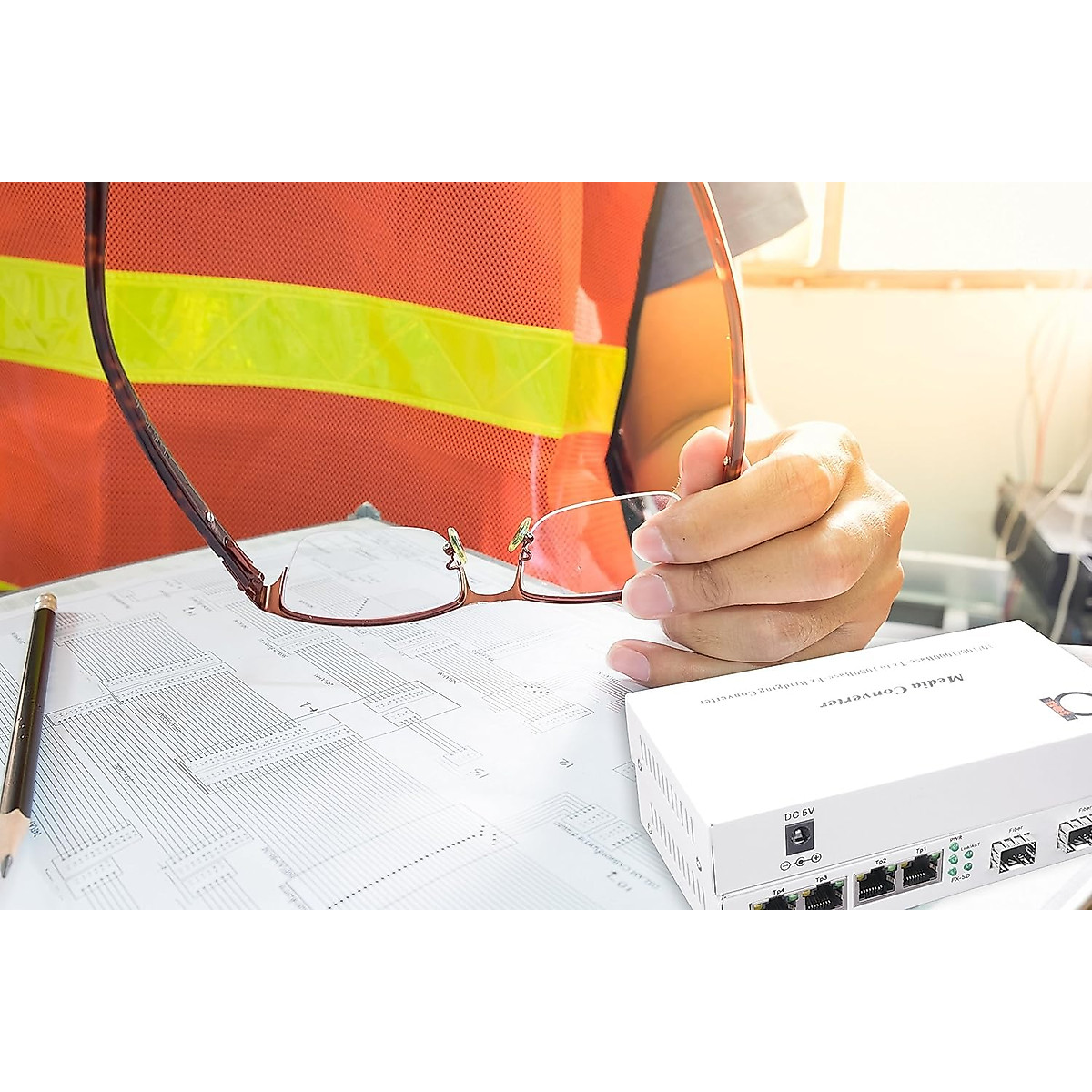 2 x Open SFP Slot + 4 x UTP Cat5e/Cat6 10/100/1000 Copper Ports - Gigabit Ethernet - Fiber Media Converter - Mini Switch - AutoSensing - SFP Slot Supporting Any Mini GBIC/SFP Gigabit Type