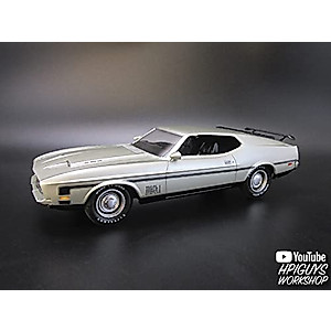AMT 1971 Ford Mustang Mach I 1:25 Scale Model Kit