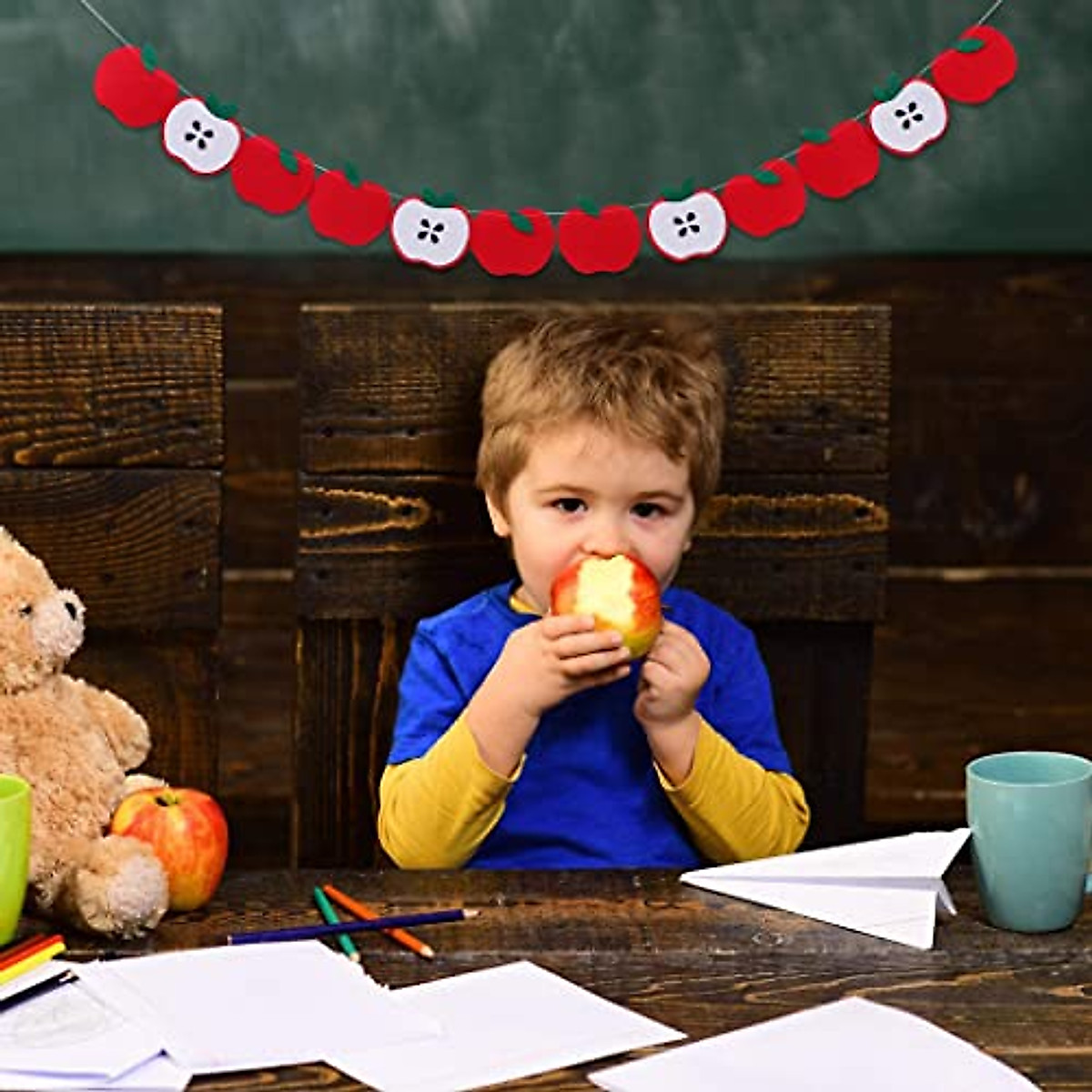 Apple Homecoming Felt Garland-Apple decoration, autumn banner, red, meadow green and twine, apple theme party decoration, school banner, classroom decoration, children and school teachers on the first day of school. (Apple)
