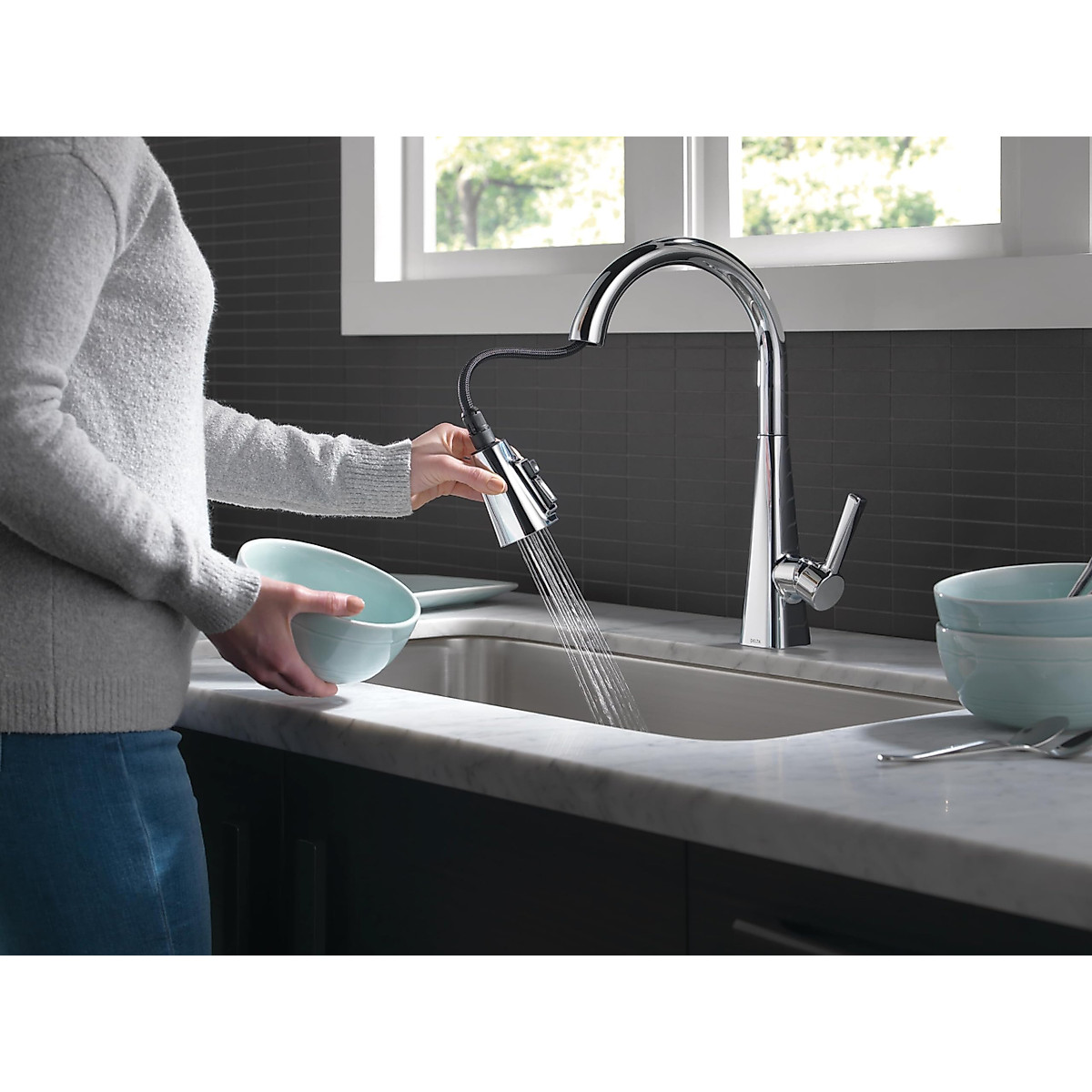 Delta Faucet Lenta Pull Down Kitchen Faucet Chrome, Chrome Kitchen Faucets with Pull Down Sprayer, Kitchen Sink Faucet, Faucet for Kitchen Sink with Magnetic Docking Spray Head, Chrome 19802Z-DST