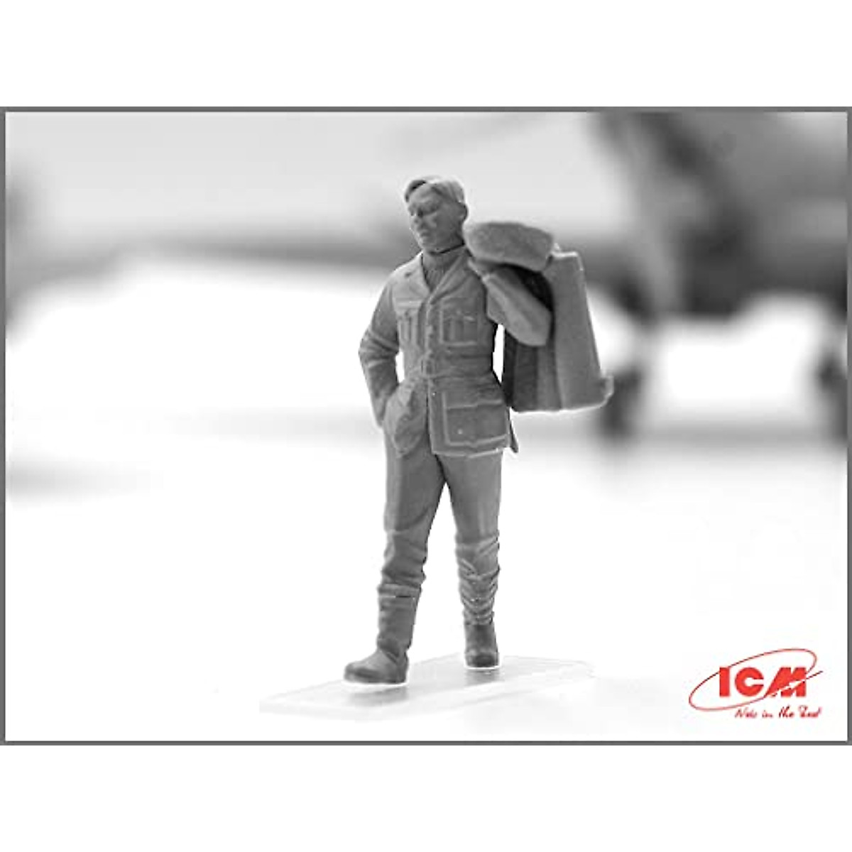 ICM 48081 - RAF Pilots and Ground Personnel (1939-1945) (7 Figures - 3 Pilots, 3 Mechanics, 1 Wren Member, and Dog Figure) - Scale 1:48