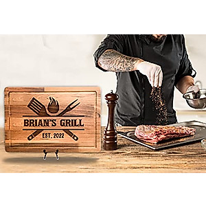 Personalized Grill Party Gift, Fathers Day Gift, Grill Master, BBQ Barbecue Lover, Housewarming Party Present, Birthday Gift for Men or Dad, Laser Engraved Wood Cutting Board, Customizable Sign