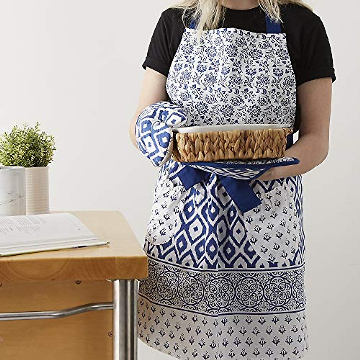 DII Kitchen Gift Set Collection, Apron, Pot Holder & Oven Mitt, Blue Market, 3 Piece
