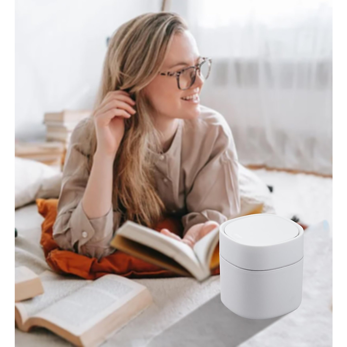 AWOLIC Mini Desktop Trash Can with Lid,Small Garbage Can for Countertop,Dressing Table,Bedside Etc,Free 90 Bags(White)