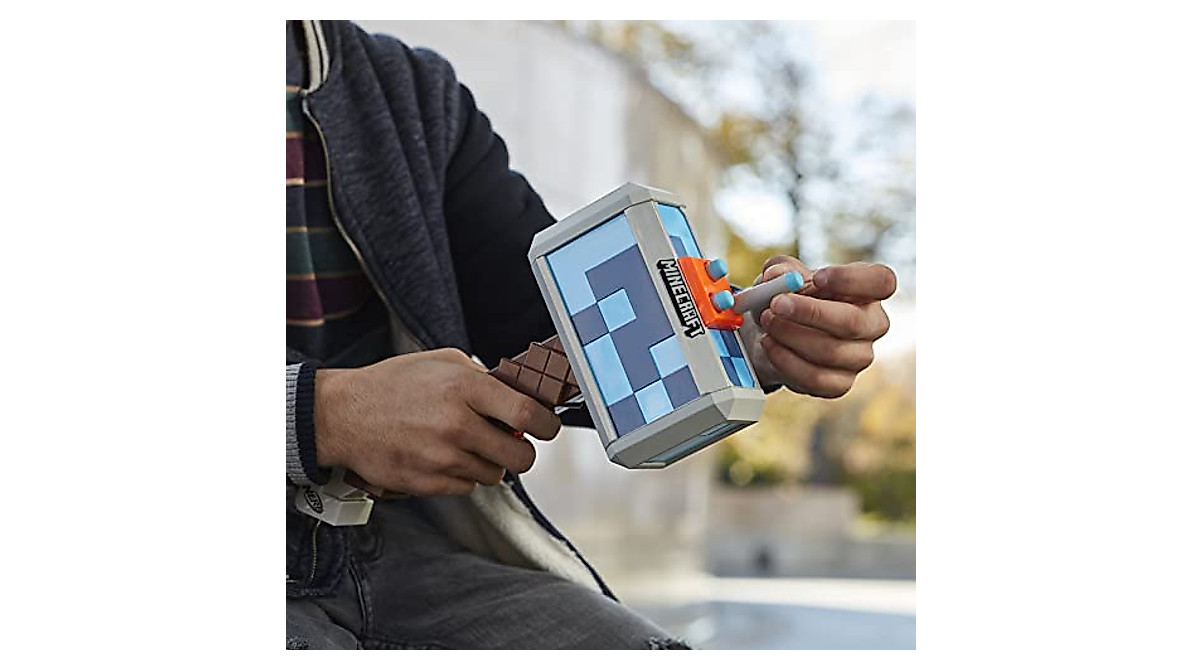 NERF Minecraft Stormlander Hammer - Dart-Blasting Action