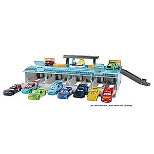 Mattel Disney and Pixar Cars Toys, Ultimate 2-in-1 Launcher & Carry Case with Lightning McQueen Toy Car, Launch 8 Vehicles Together