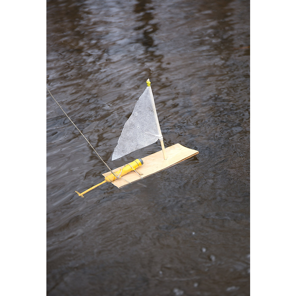 Kikkerland Make Your Own Motor Boat Huckleberry Motor