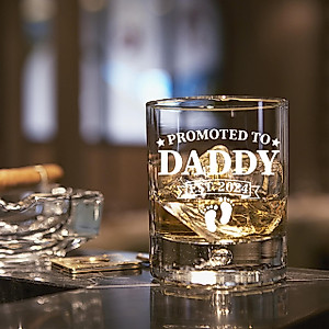 AGMDESIGN Promoted To Daddy 2024 Whiskey Glass, Funny Birthday Gifts for Him, Husband, Dad, Stepdad, Grandfather, New Dads Whiskey Glass Gift, Father's Day, Birthday Gift, Pregnancy Announcement