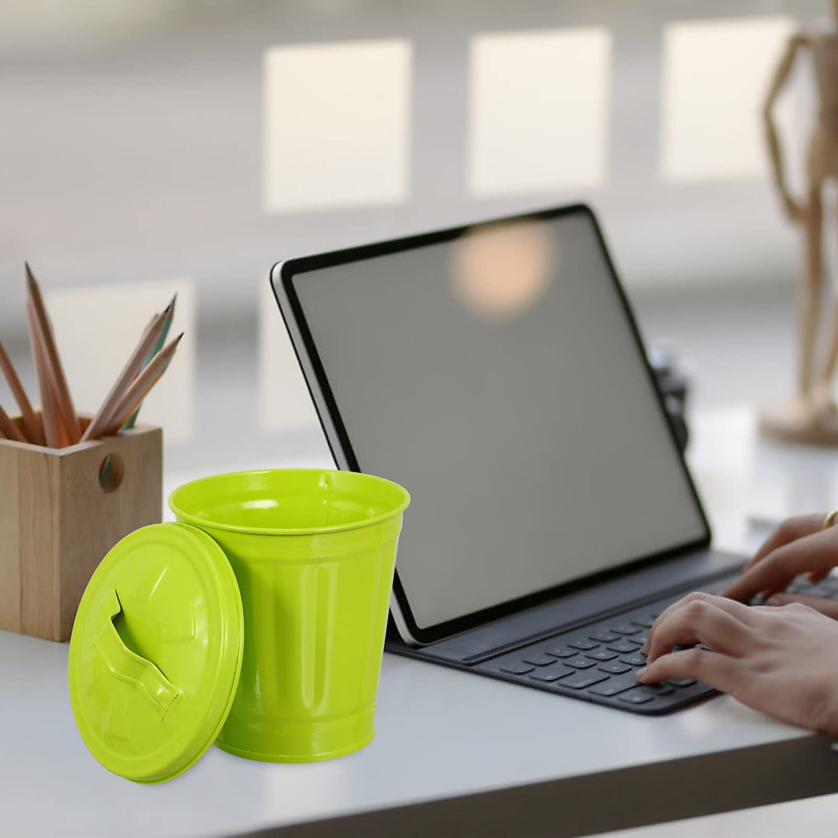 1pc Brush Waste Bracket Basket Rubbish Truck Trash Bag Small Table Mini Garbage can Pencil Retro Trash can White Pencil Holder Iron Desk Container Bucket Toy Box