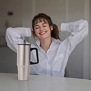 QINGHOU 30.4 oz Stainless steel cold cup,Insulated tumbler with handle、lid and straw,Cup holder compatible for travel,Large sports water bottle jug,Visualization glass cover thermos Cup (Silver)