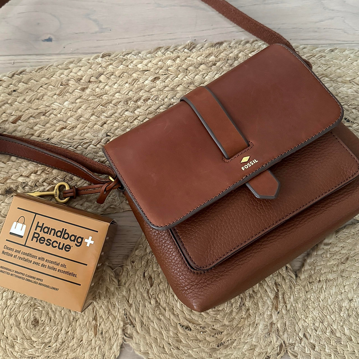 HandBagRescue All-Natural Cleaning Wipes. Remove Dirt & Surface Stains & Conditions Leather Handbags with Essential Oil. Box of 10 Individually Wrapped Wipes.