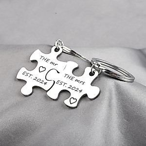 FUSTMW Couple Wedding Gifts Mr Mrs Est 2024 Keychain Set Newlyweds Gifts Wife Husband Engagement Gifts (Silver)