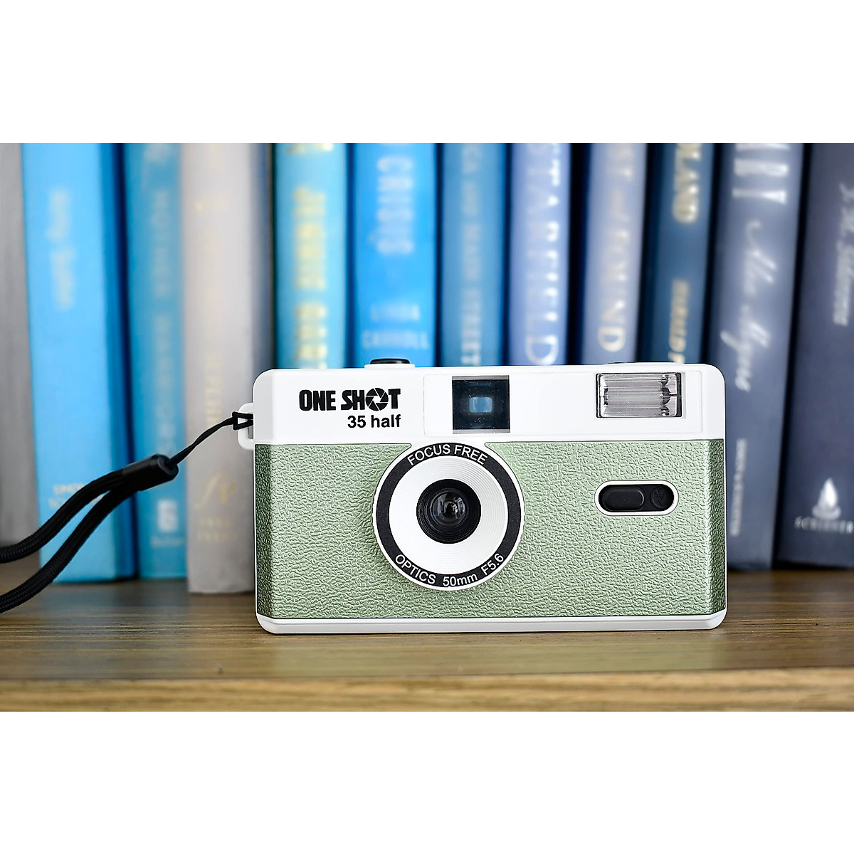 1 Shot Point and Shoot 35mm Film Camera Reusable Retro Half Frame Camera, Built in Flash, Included One Roll ASA/ISO 400 Black & White Film 18 Exp., (36 Shots) Battery Not Included (Green Color)