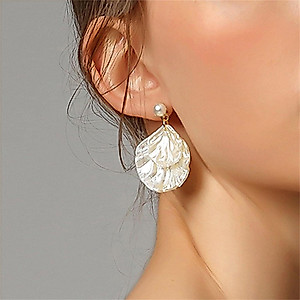 Seashell Pearl Stud Earrings for Women Ocean Sea Theme Sweet Double Layer Acrylic Shell Lightweight Dangle Drop Earrings for Summer Beach Holiday Halloween Party Jewelry Accessories (Shell white)