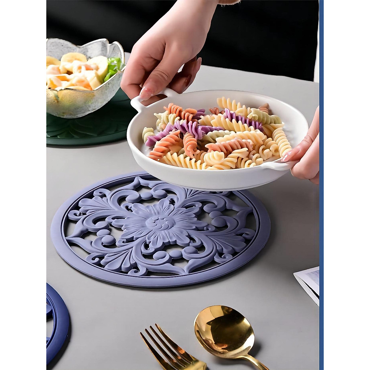 IFFMYJB Silicone Trivets Mats for Hot Pots & Pans & Dishes, Versatile Hot Pad for Kitchen, Multipurpose Heat Resistant Mat for Kitchen Counter, Durable & Flexible Round Silicone Pot Holder Set 3 Black