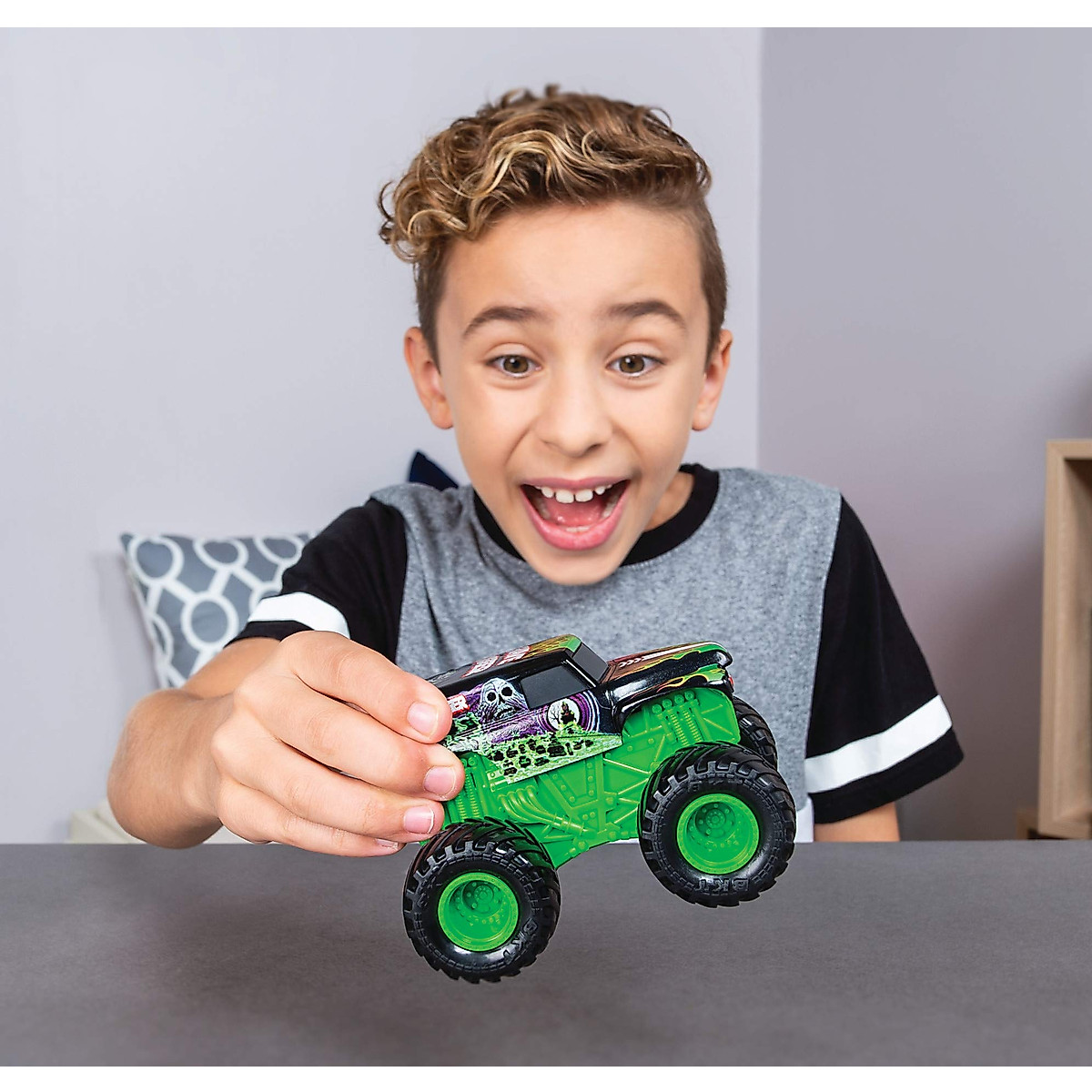 Monster Jam, Official Grave Digger Rev ‘N Roar Monster Truck, 1:43 Scale