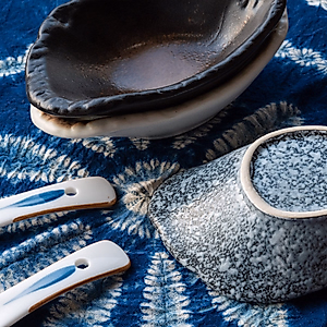 LINXUXIE Ceramic Spoon Rest for Stove Top, 3 PCS Shell-Shaped Stable Glaze Sauce Tray Fruits Dish Porcelain Utensil Spoon Holder for Kitchen Counter Dining Table Decor Easy Clean (NO.1)