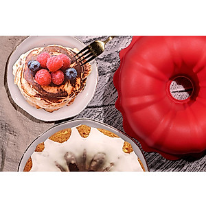 Aokinle European Grade Top-Level Silicone Cake Mold, Non Stick 9 inch Fluted Tube Cake Pan for Bakeware for Cake, Jello, Gelatin, Bread, Monkey Bread, Brownie, Round baking pan, BPA Free Bakeware