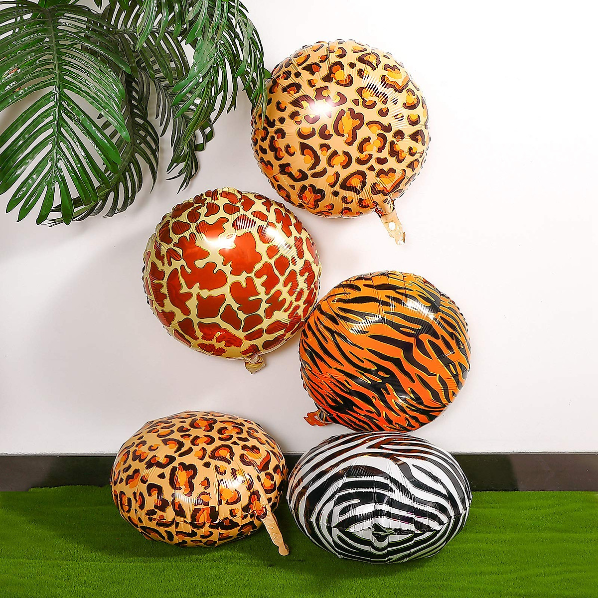 20 Pieces Animal Pattern Balloons 18 Inch Forest Animal Foil Balloons Deer Tiger Zebra Leopard Round Aluminum Balloons Party Favors for Jungle Safari Themed Birthday Party