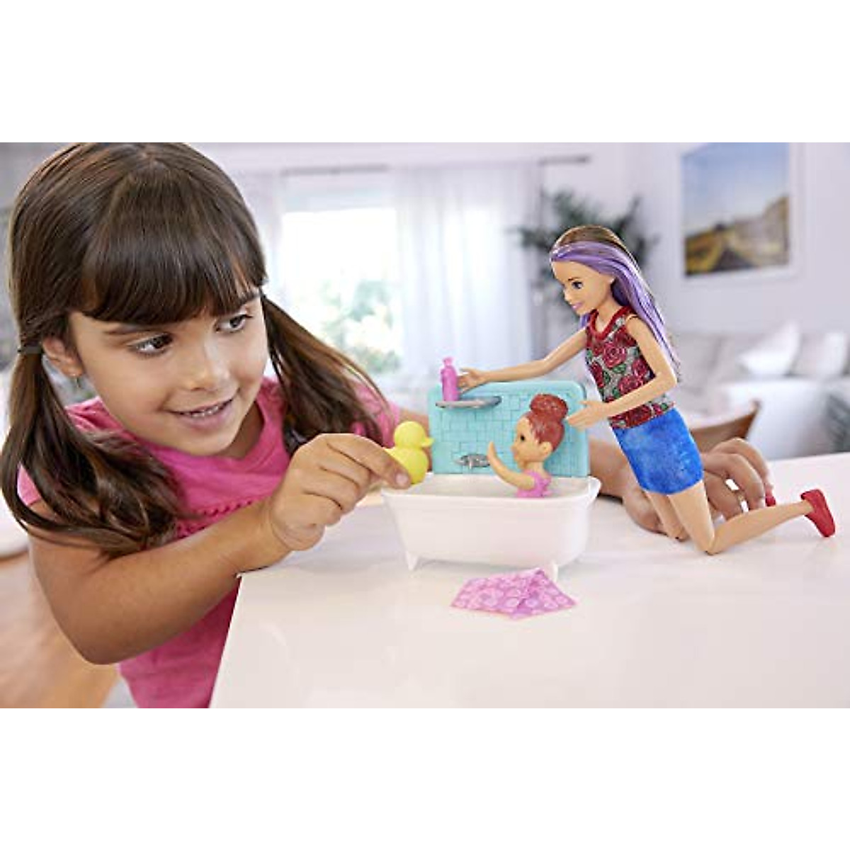 Barbie Skipper Babysitters Inc. Playset with Bathtub, Babysitting Skipper Doll and Small Toddler Doll with Button to Move Arms and Splash, Plus Themed Accessories, Gift for 3 to 7 Year Olds​​​​