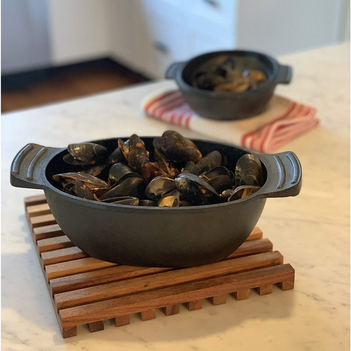 Outset - 76495 Outset Cast Iron Seafood and Mussel Pot with Lid for Empty Shells, 2.5 Quart, Black