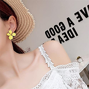 coadipress 8 Pairs Flower Stud Earrings Set for Women Bohemian Matte Flower Earrings With Gold Faux Flower Bud Chic Daisy Earrings Jewelry Gifts (8 Pairs Flower Studs)