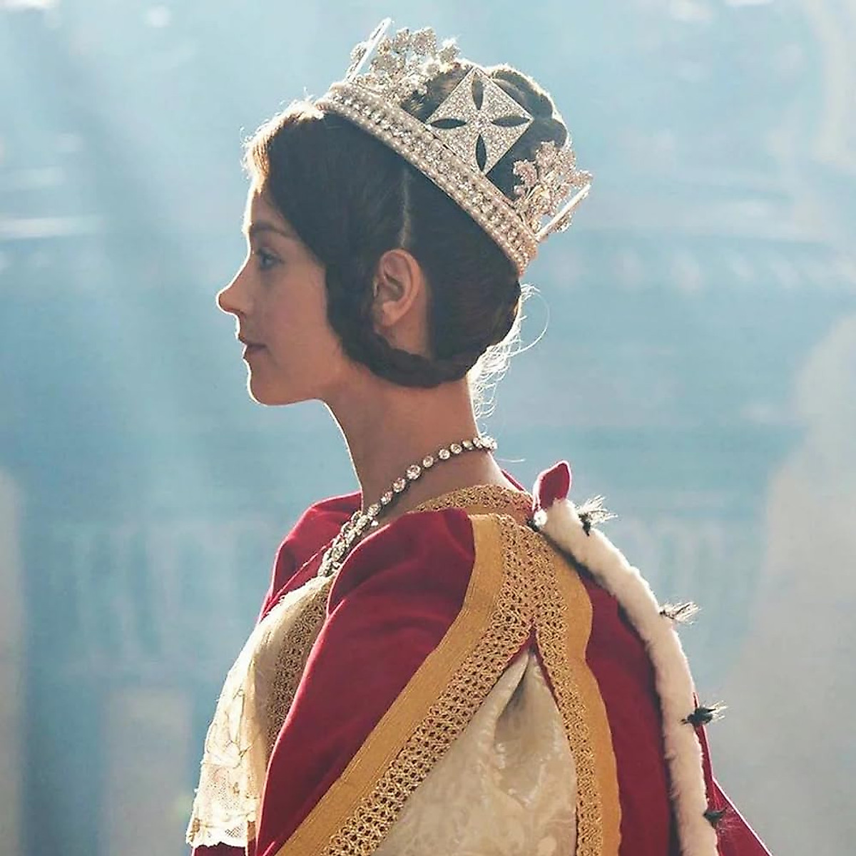 YOVECATHOU Retro Rhinestone Pearl King Queen Crown Full Circle Crown Wedding Headdress For Birthday Party Prom Cosplay (With Flannelette)