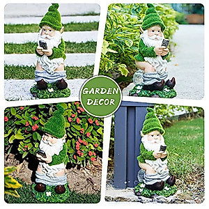 YQQY Funny Garden Gnomes Outdoor with Solar Lights, Resin Flocking Gnome Statue Sitting and Looking at The Phone, Naughty Gnomes Garden Decor for Patio Lawn Yard Ornament Gift Green