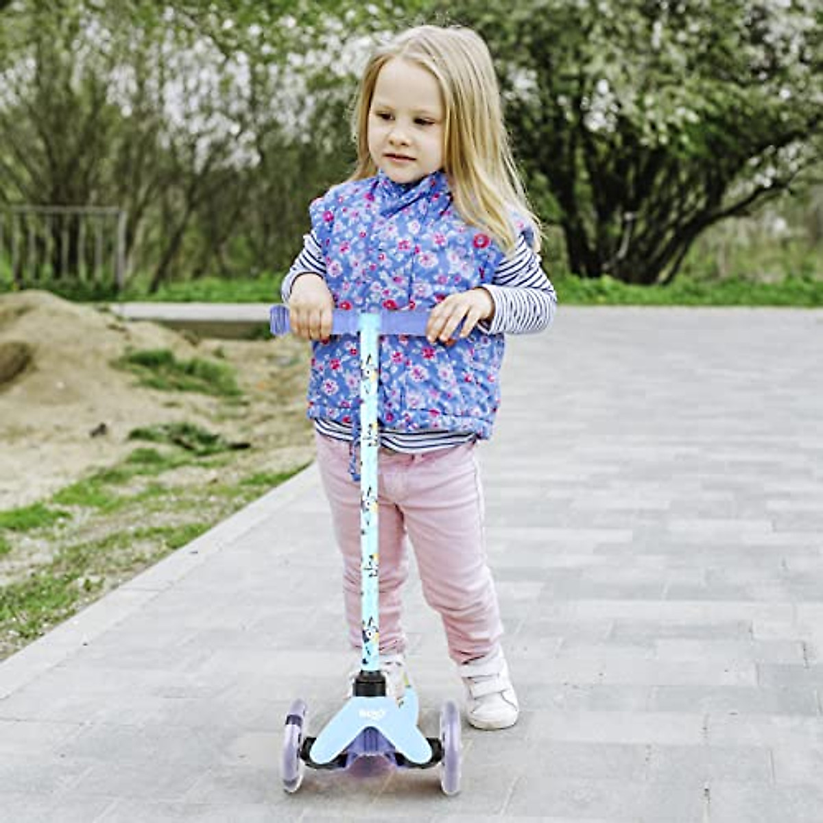 Bluey Self Balancing Kick Scooter with Light Up Wheels, Extra Wide Deck, 3 Wheel Platform, Foot Activated Brake, 75 lbs Limit, Kids & Toddlers Girls or Boys, for Ages 3 and Up