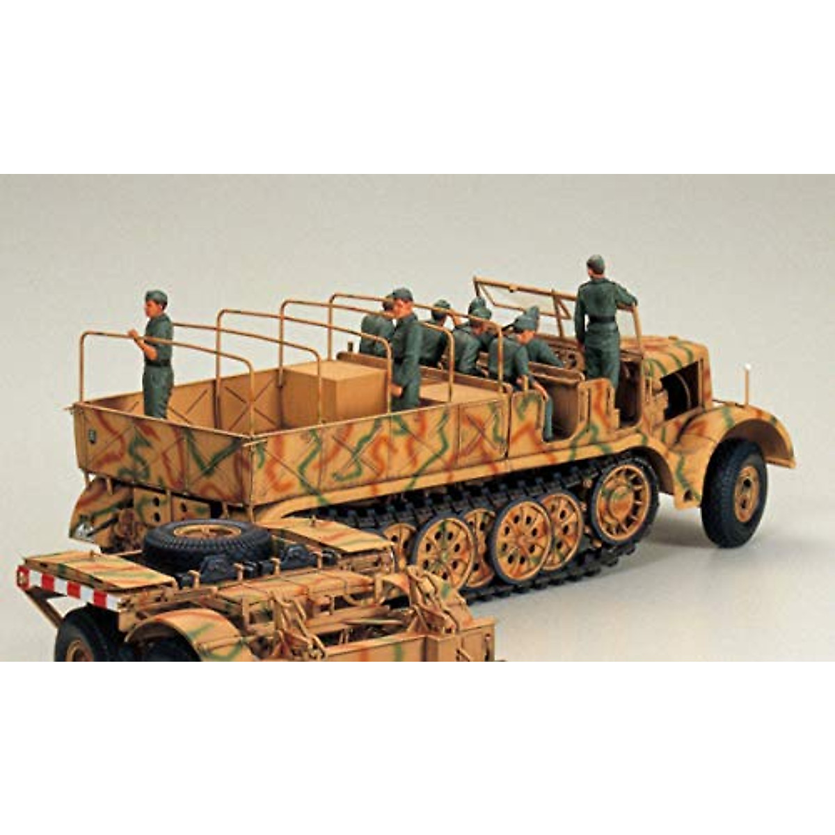 Tamiya 300035246-1:35 WWII special operations vehicle 9 Famo with low-bed trailer