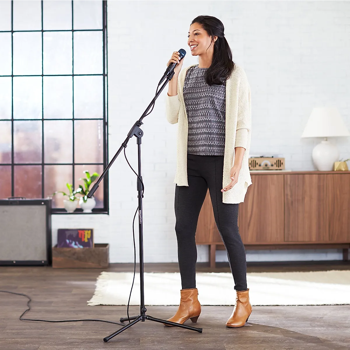 Pyle Classic Retro Dynamic Vocal Microphone + Amazon Basics Adjustable Boom Height Microphone Stand