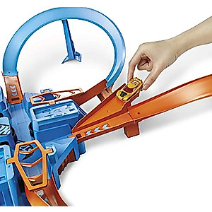 Hot Wheels Toy Car Track Set, Criss Cross Crash with 1:64 Scale Vehicle, Powered by a Motorized Booster [Amazon Exclusive]