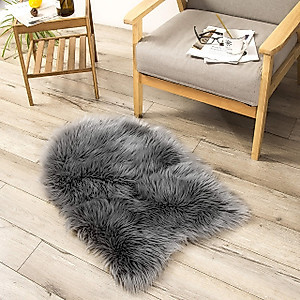 Teppich Wölkchen Faux Fur Rug | Sheep Skin Throw Rug | Washable Fluffy Area Rug, Fuzzy Shag Rug for The Living Room, Bedroom, Nursery Decor I Dark Gray - 2x3ft Sheepskin