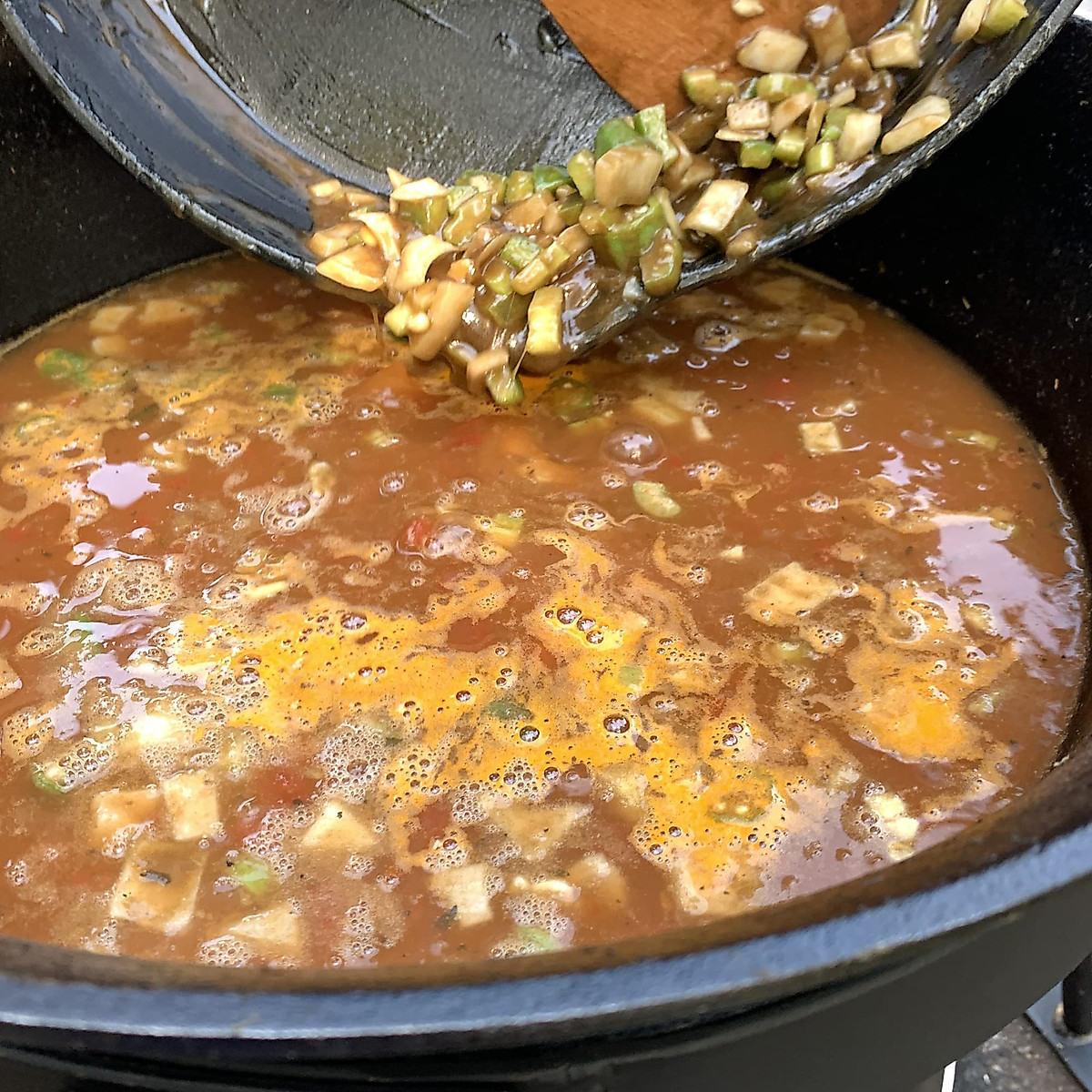 Bayou Classic CI7007 7-gal Cast Iron Jambalaya Kettle w/ Lid and Stand Features Cast Iron Lid w/ Stainless Built-In Lid Holder Steel Tripod Stand w/ Wide Leg Design Perfect For Large Event Cooking