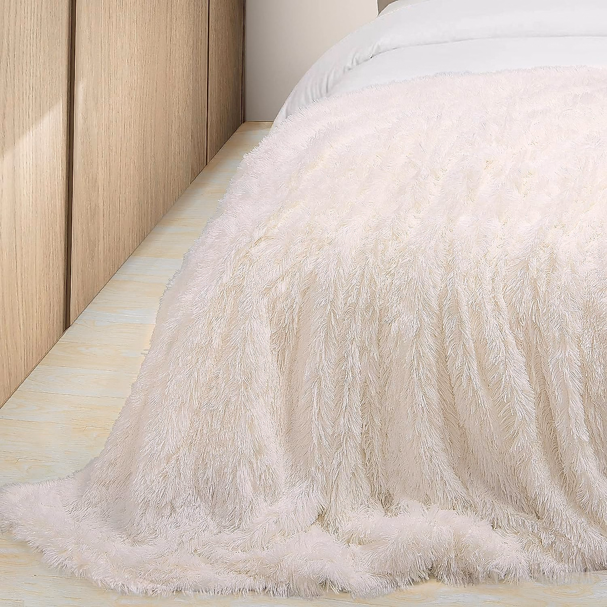 Tuddrom Decorative Extra Soft Faux Fur Blanket Queen Size 80"x90",Solid Reversible Fuzzy Long Hair Shaggy Blanket,Fluffy Plush Fleece Comfy Microfiber Fur Blanket for Couch Sofa Bed,Cream White