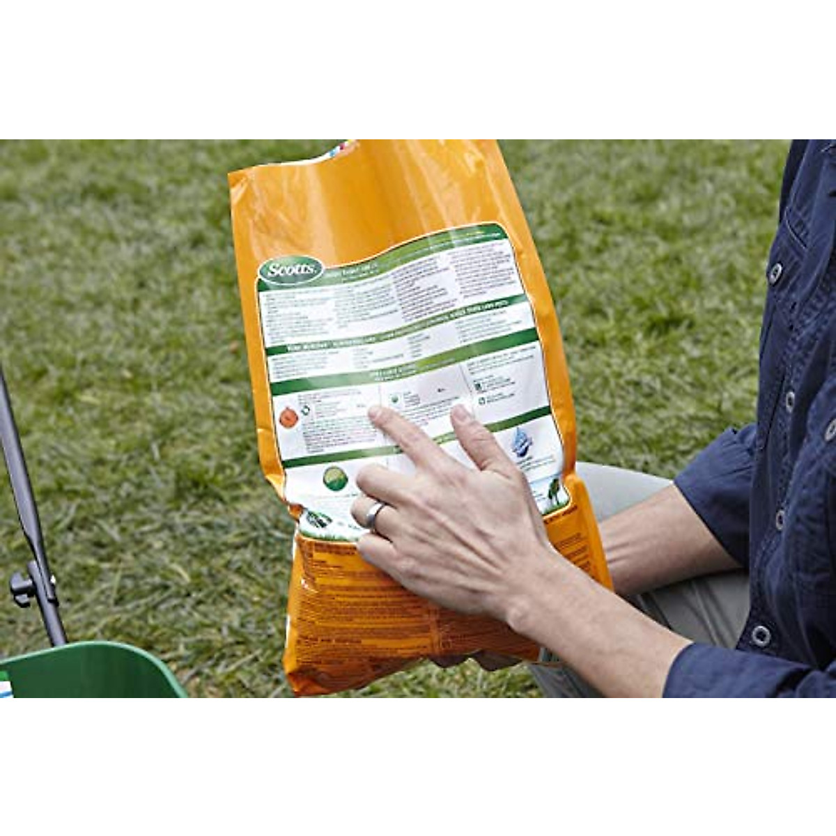 Scotts Turf Builder Mini Spreader & SummerGuard Lawn Food Bundle
