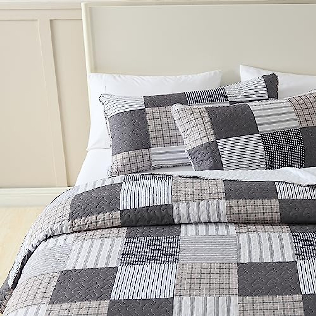 HIARUO Quilt Set Queen Size, 3 Pieces Bedspread Coverlet Plaid Patchwork Quilt Farmhouse Queen Size Comforter Set Lightweight Bedding with 2 Pillow Covers Shams for All Season Gray Brown White