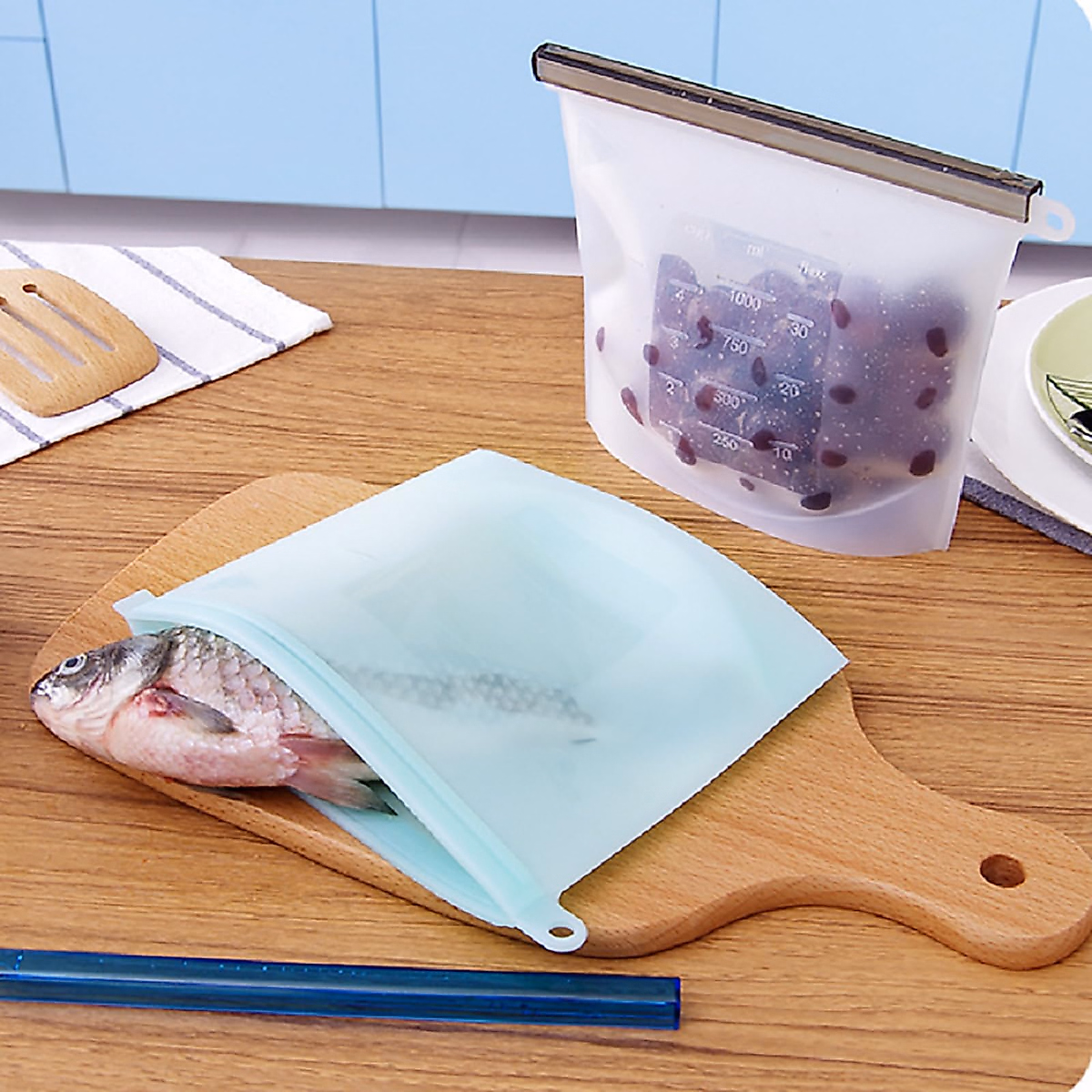 Reusable Silicone Food Storage Bags, WINDSIUUU 100% Silicone Food Grade Containers, Leakproof, Sandwich Snack Bags, Stand Up Zip Container for Soup and Leftovers, Dishwasher & Microwave Oven Safe-18OZ