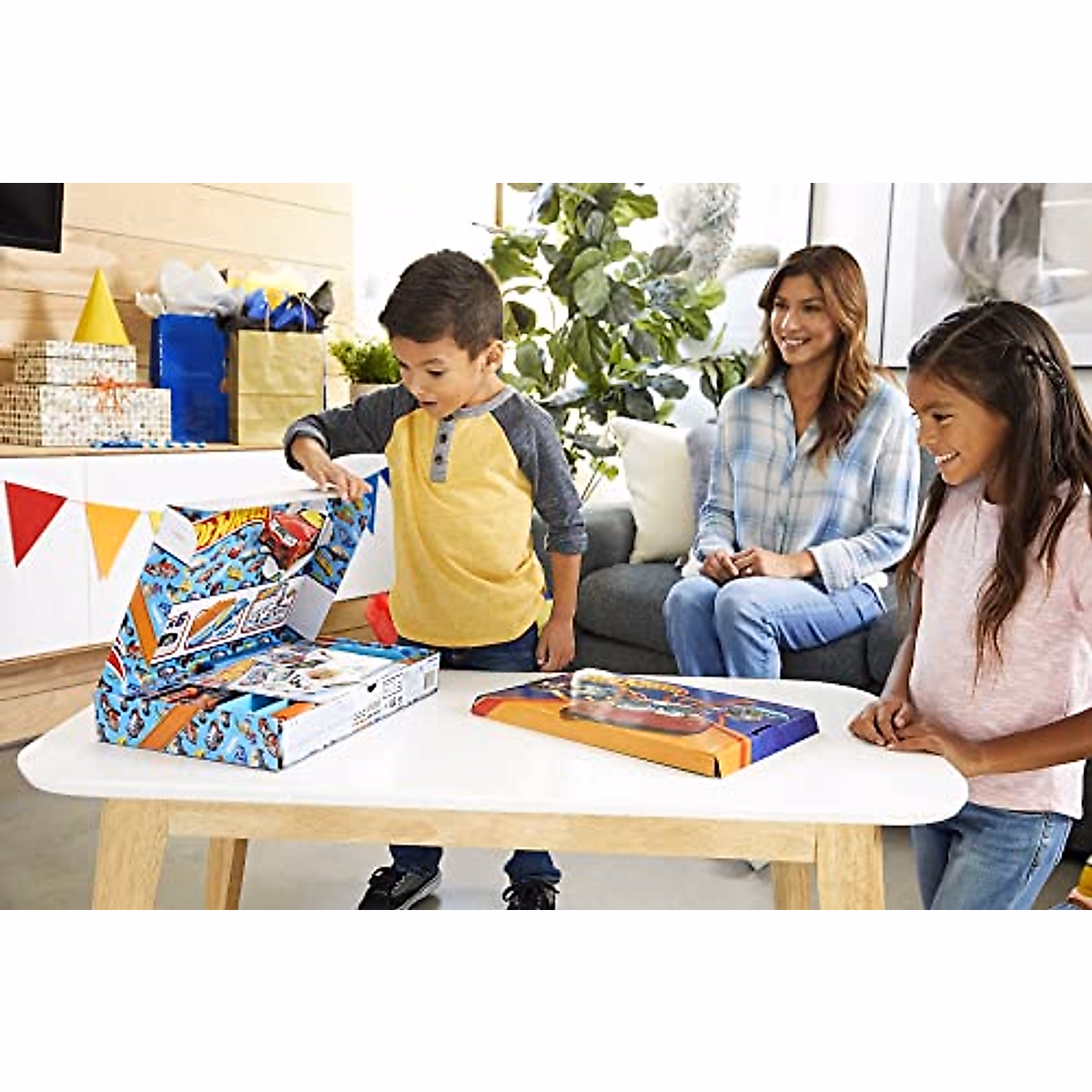 Hot Wheels HW Celebration Box Complete Starter Set with 6 1:64 Scale Cars, Track, Connectors, 4-Speed Launcher, Ramps, Activity Page & Stickers, Gift for Kids 4 Years Old & Up