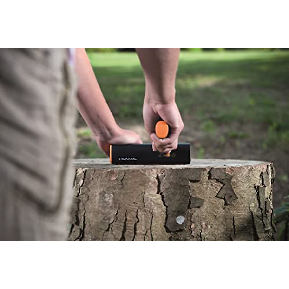 Fiskars XSharp Axe and Knife Sharpener, Ceramic sharpening stone/Fiberglass reinforced plastic case, Black/Orange, 1000601