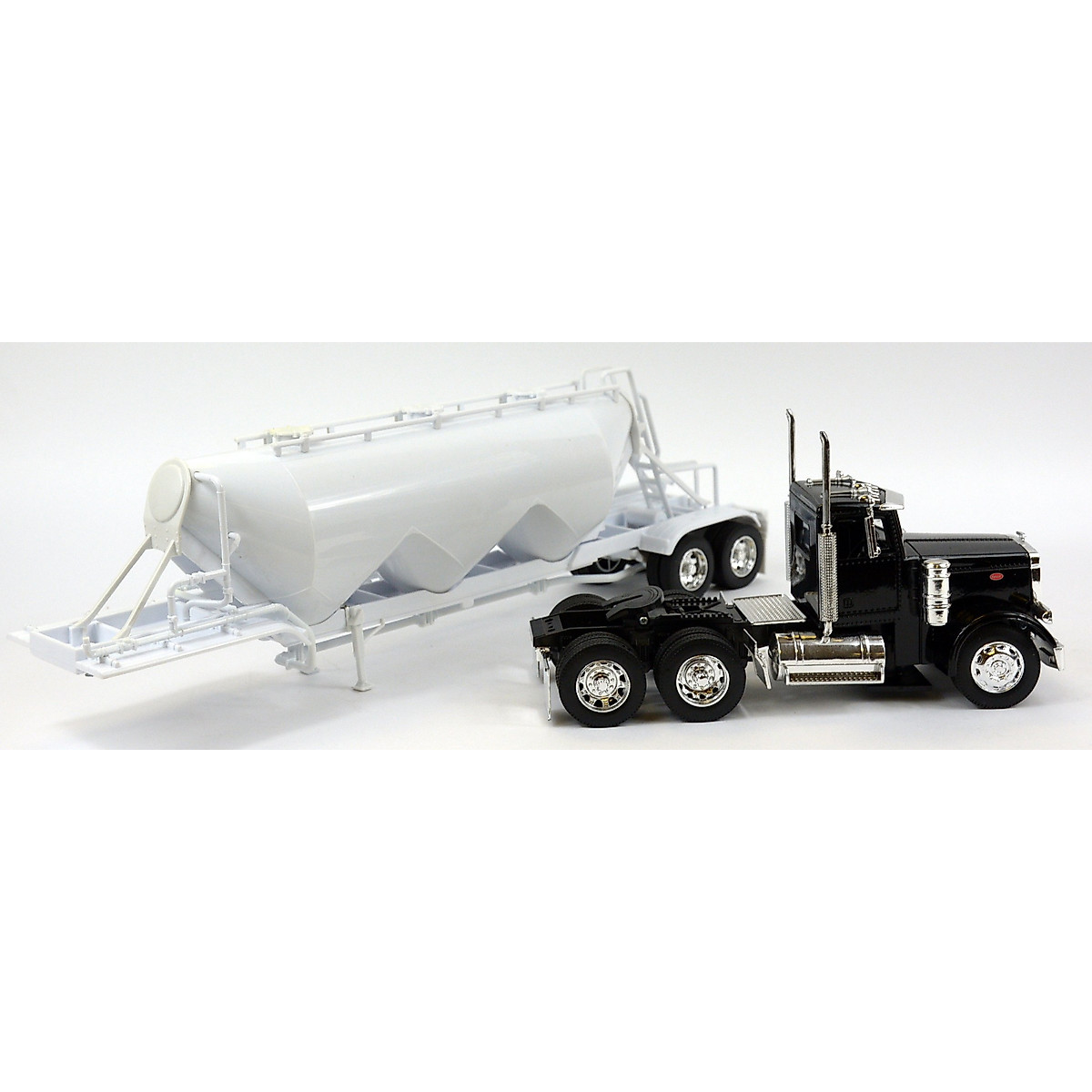 New-Ray Toys 1:32 Scale Peterbilt 379 with Pneumatic Trailer