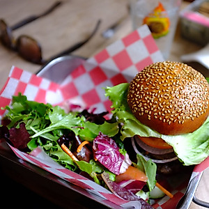 Kingrol 30 Black Oval Fast Food Baskets w/ 250 Checkered Deli Liners, 8.9 x 5.6 x 1.5 Inch Plastic Platter, Storage Basket Bin for Home, Office, School, Picnic