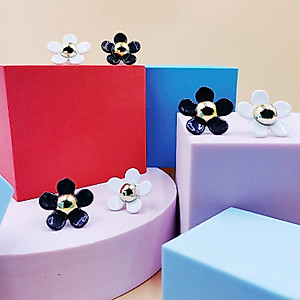 IOKUKI 18 PCS Flower Shoe Charms for Women Girls, Cute Flower Charms for Girls with Daisy Flower Charms and Pearl Shoe Decoration Accessories