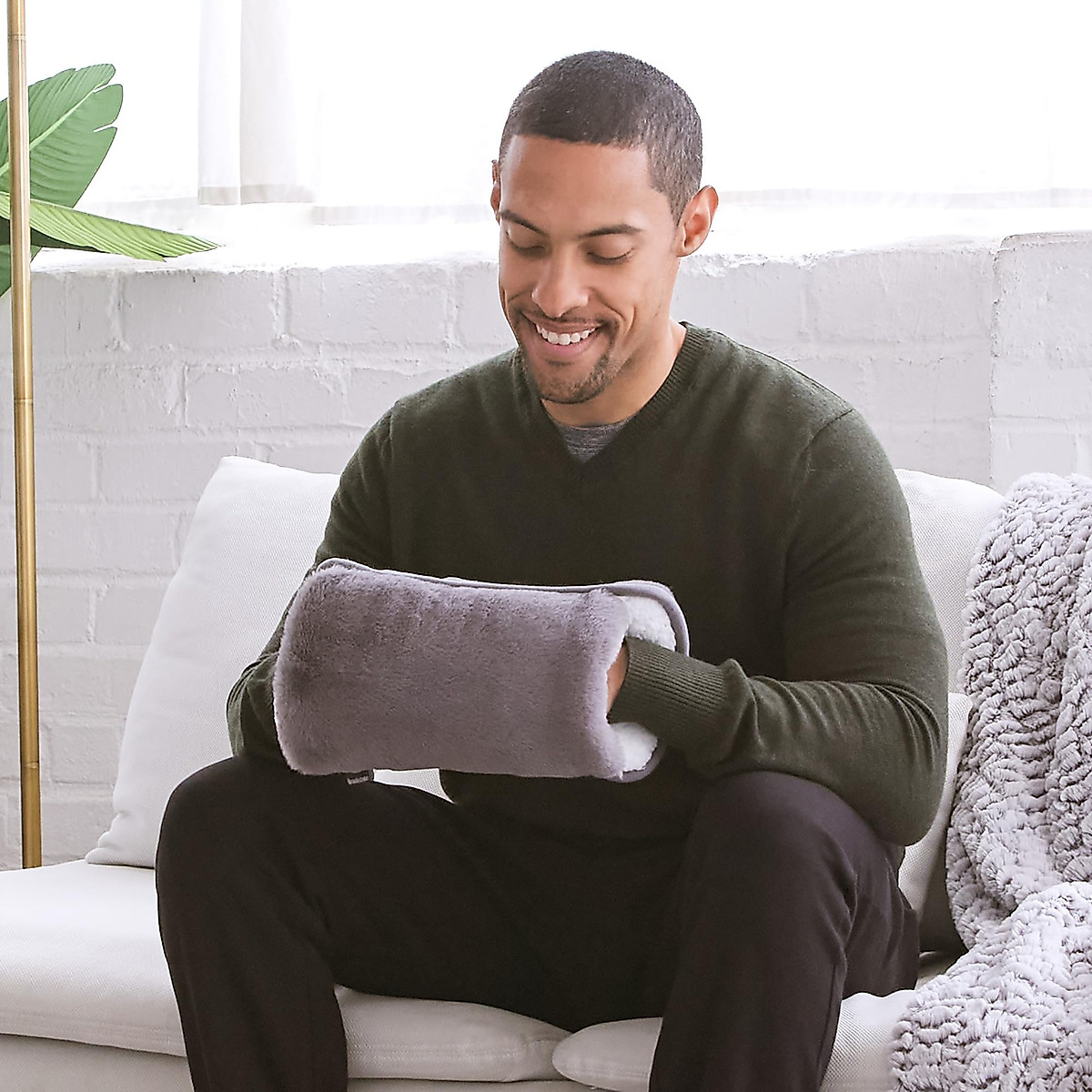 Brookstone Faux Fur Hand Warmer | Soothe Cold Hand Muff with Microwavable Gel Pack for Long Lasting Heat | Cozy Sherpa & Plush Lining for Ultimate Comfort | Hand Muffs for Women & Men | 100% polyester